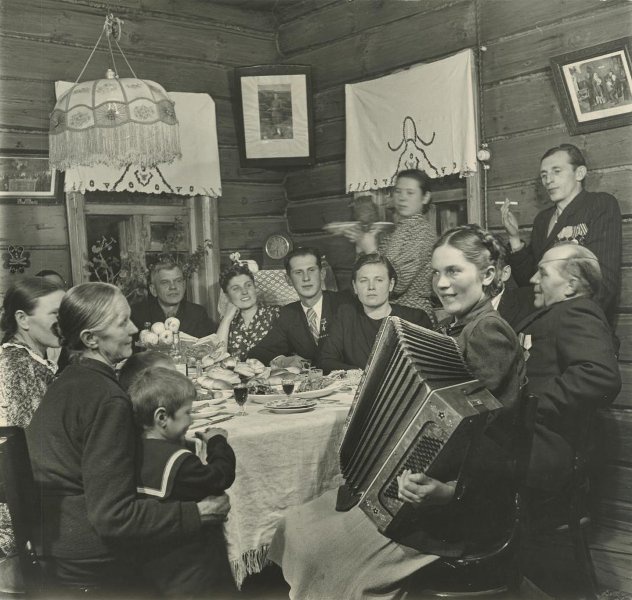 Застолье по-советски - История России в фотографиях