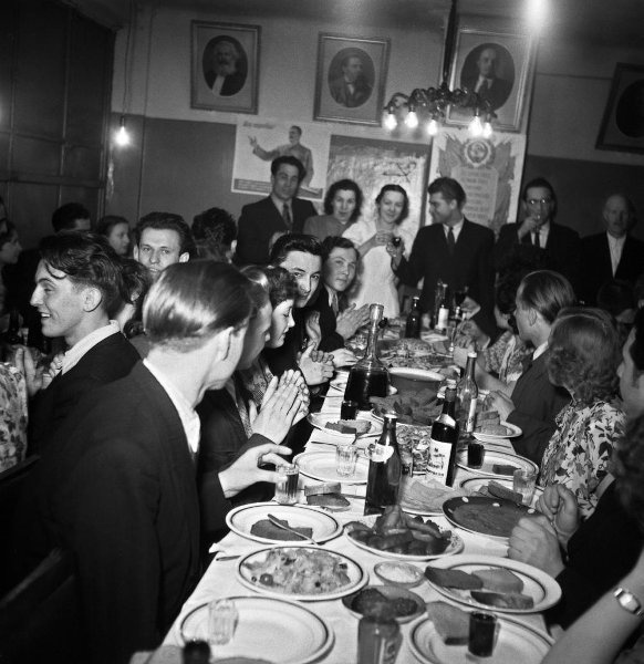 Застолье по-советски - История России в фотографиях