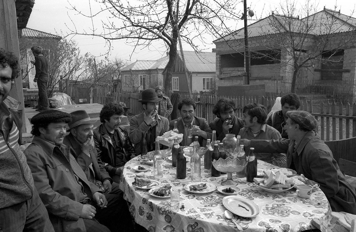 Застолье по-советски - История России в фотографиях