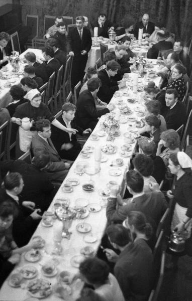 Застолье по-советски - История России в фотографиях