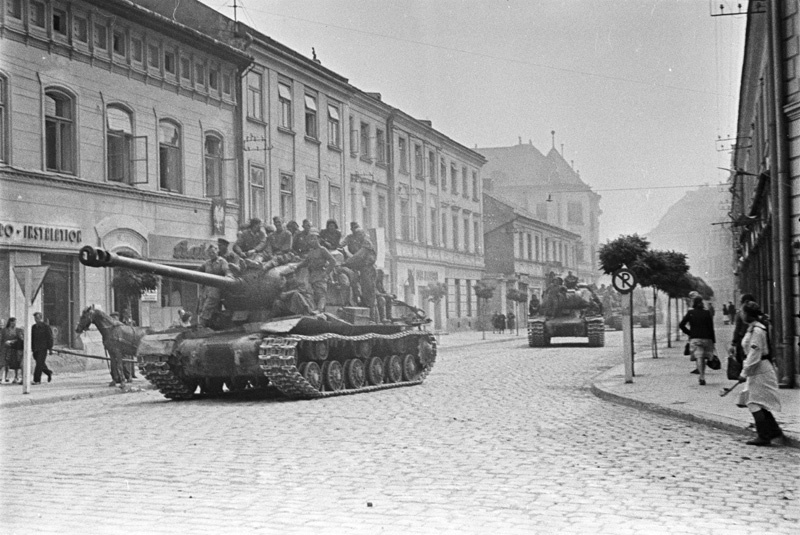 Фото "Советские войска входят в польский город Жешув", август 1944 ...