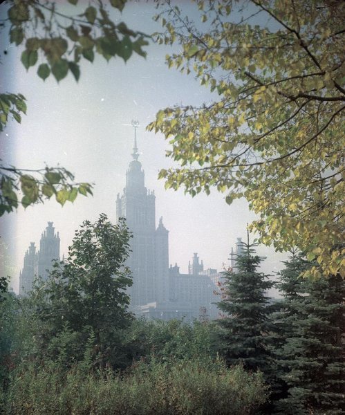 Фото "Вид на главное здание МГУ имени М. В. Ломоносова", 1960-е, г ...