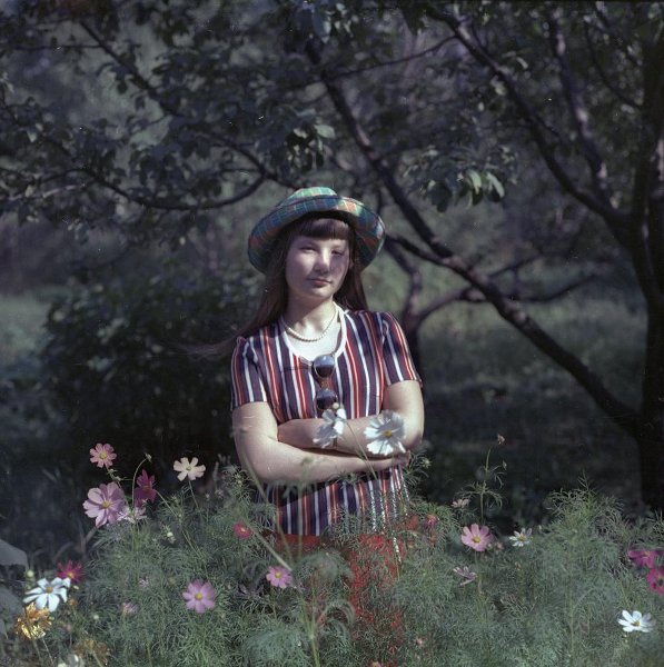 Фото Девушка в саду 1970 е История России в фотографиях