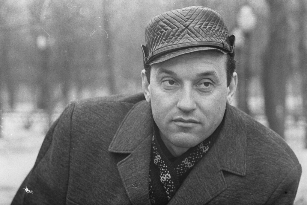 Фото "Писатель Петр Проскурин в саду имени Баумана", 11 марта 1967, г ...