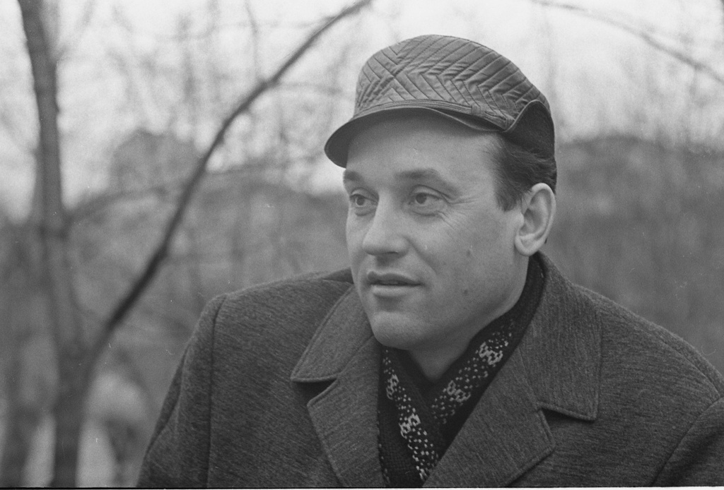 Фото "Писатель Петр Проскурин в саду имени Баумана", 11 марта 1967, г ...