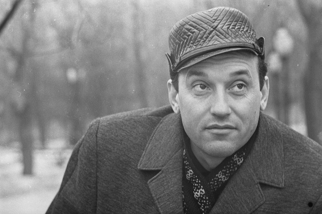 Фото "Писатель Петр Проскурин в саду имени Баумана", 11 марта 1967, г ...