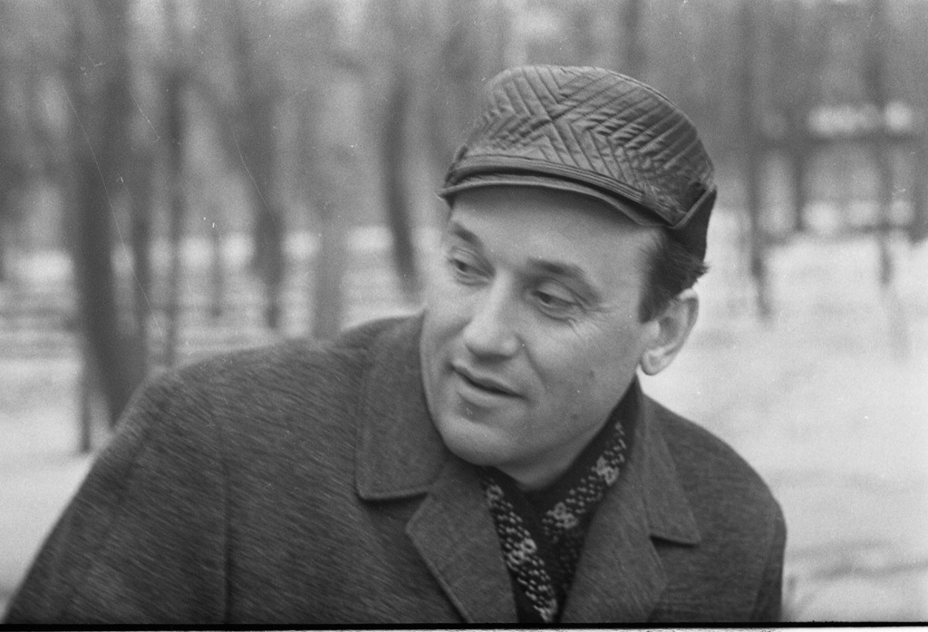 Фото "Писатель Петр Проскурин в саду имени Баумана", 11 марта 1967, г ...