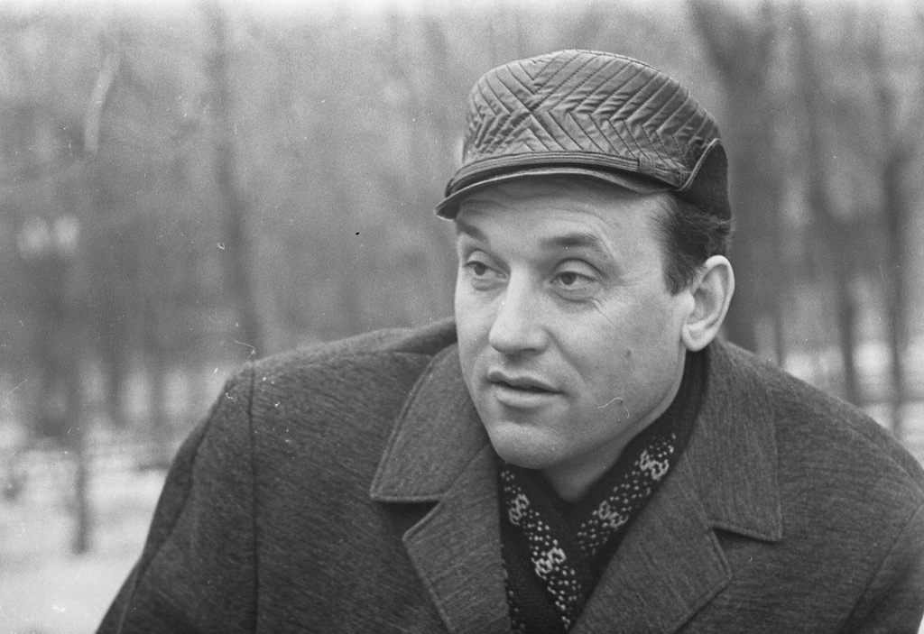 Фото "Писатель Петр Проскурин в саду имени Баумана", 11 марта 1967, г ...
