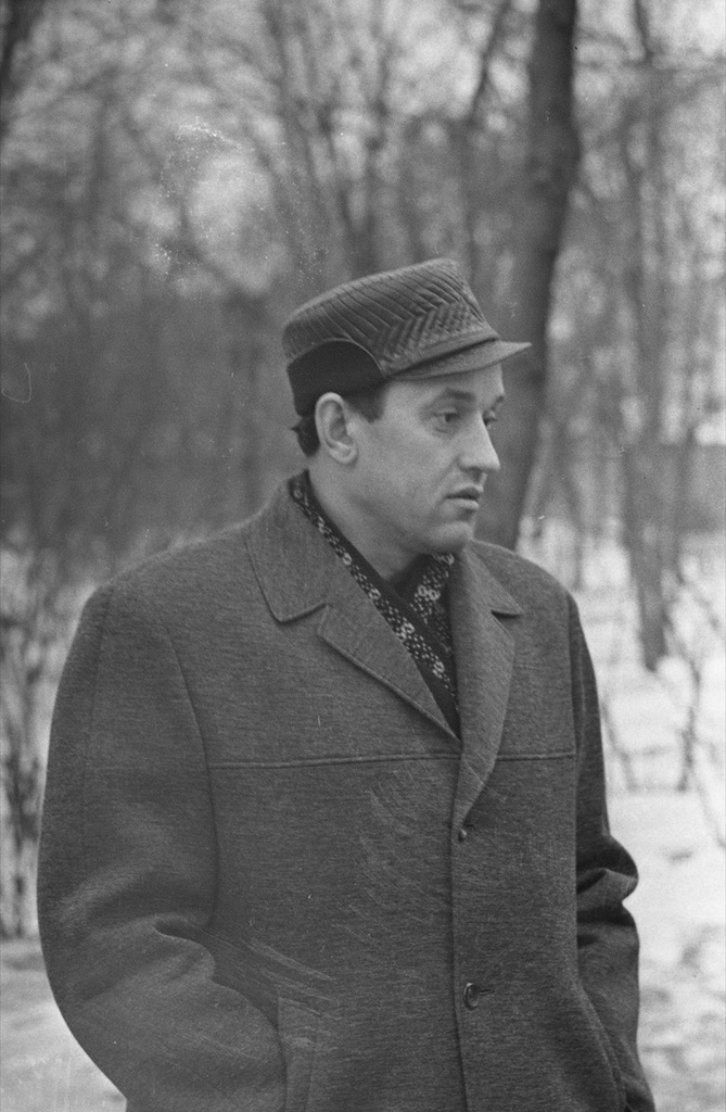 Фото "Писатель Петр Проскурин в саду имени Баумана", 11 марта 1967, г ...