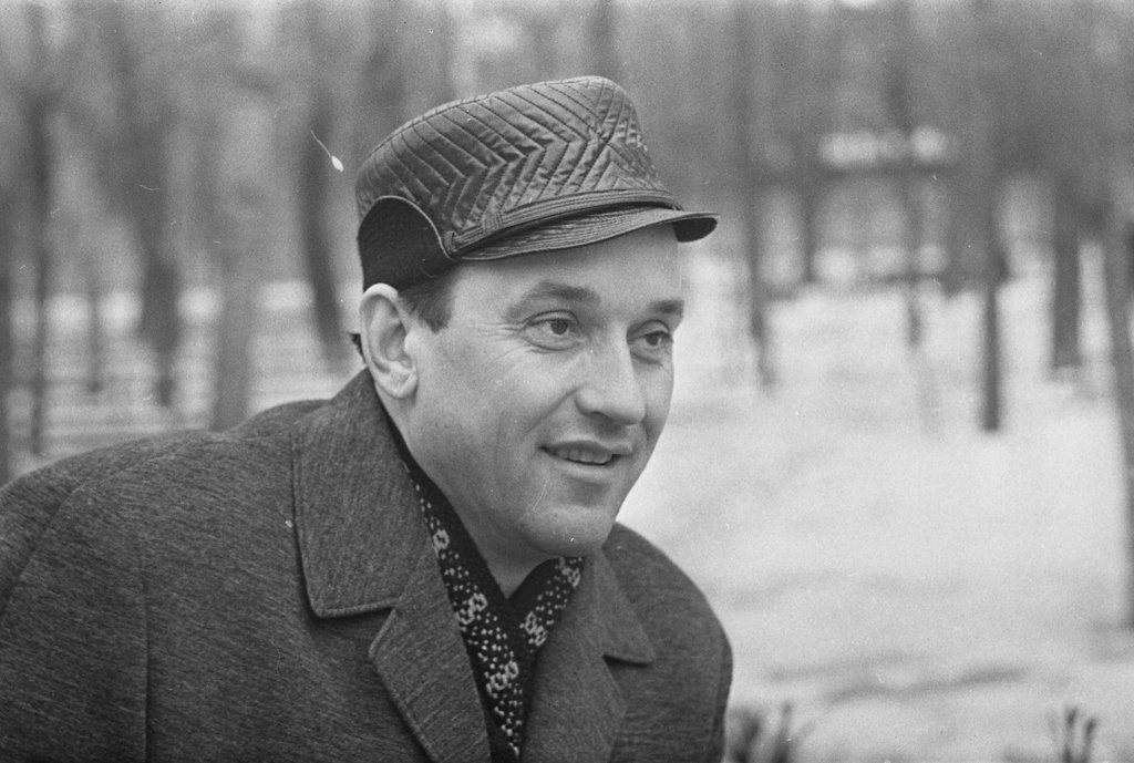 Фото "Писатель Петр Проскурин в саду имени Баумана", 11 марта 1967, г ...