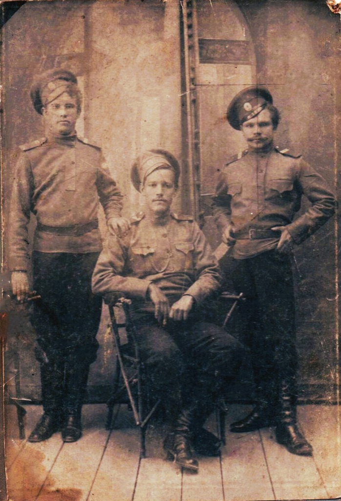 Фото "Урядники из Надеждинской станицы", 1900 - 1916, Семиреченская обл., Верненский у., станица ...