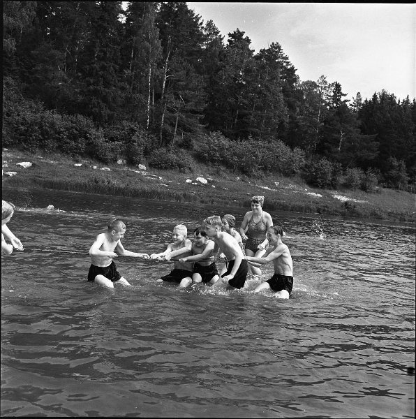 Фото В пионерском лагере имени Зои Космодемьянской московского завода «Борец Купание в реке