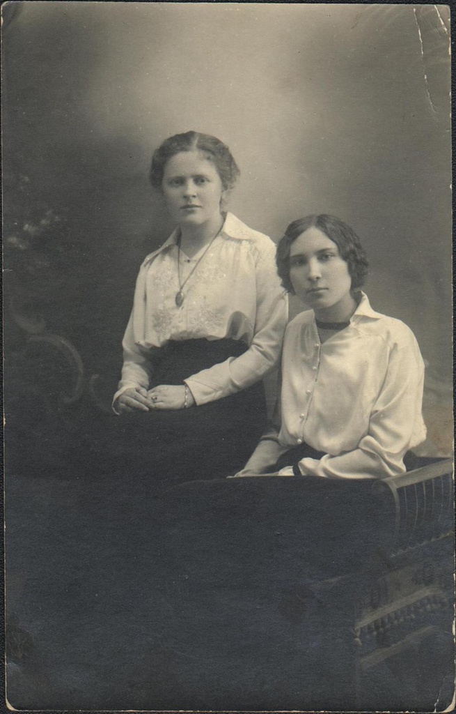 Фото Портрет двух девушек 1917 год История России в фотографиях