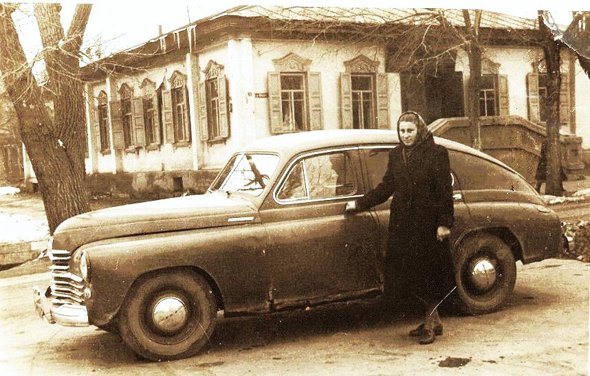 Фото "Жительница Алма-Аты с «Победой»", 1946 - 1958, Казахская ССР, Алма-Атинская обл., г. Алма ...