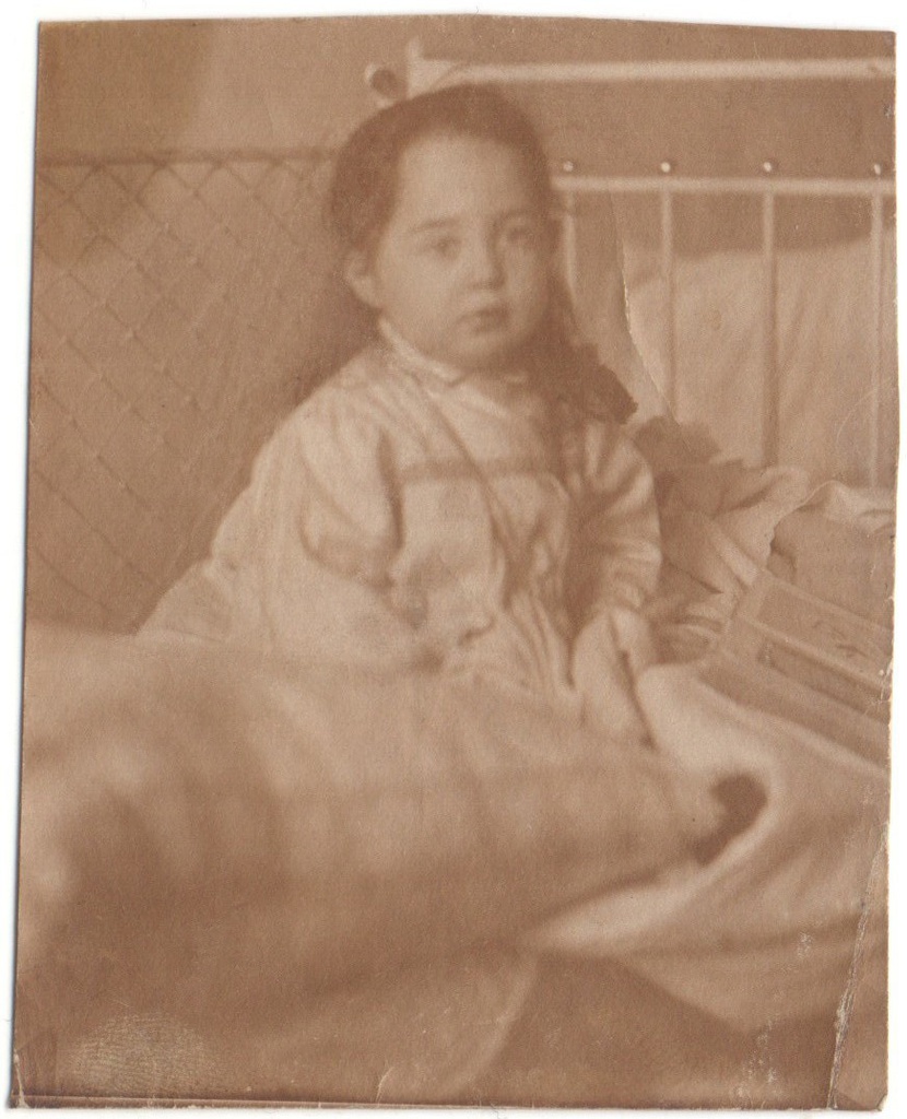 Фото "Девочка на кровати", 1910 - 1912, г. Казань - История России в фотографиях