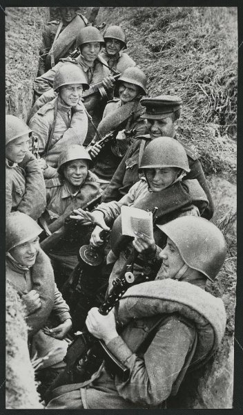 Фото "В окопе", 1943 - 1945 - История России в фотографиях