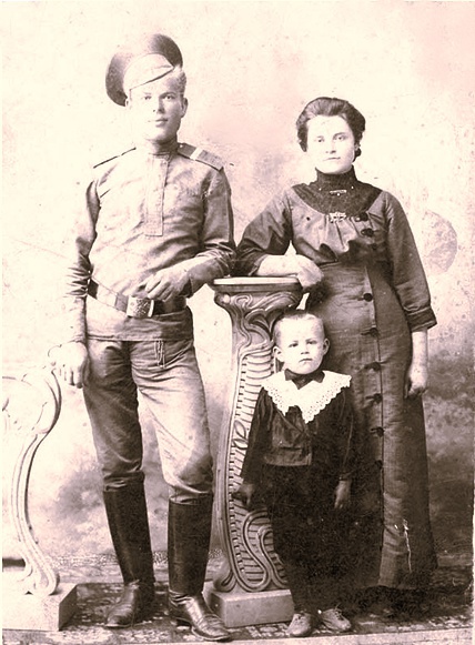 Фото "Урядник Александр Степанович Хонин с семьей", 1900 - 1916, Семиреченская обл., Верненский ...