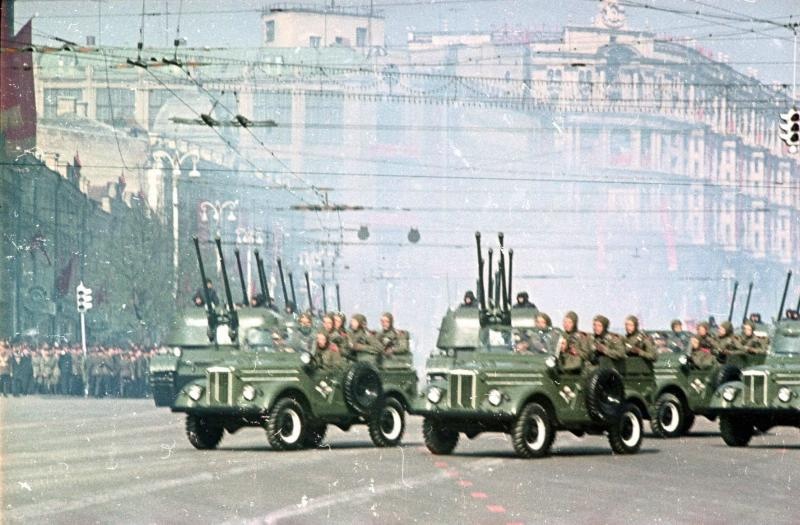Фото "Военная техника на улице Горького", 1 мая 1957 - 1 мая 1960, г ...