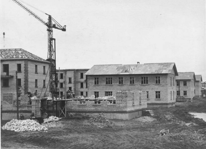 Фото "Кладка стен дома РМЗ методом народной стройки", 1957 год, г ...