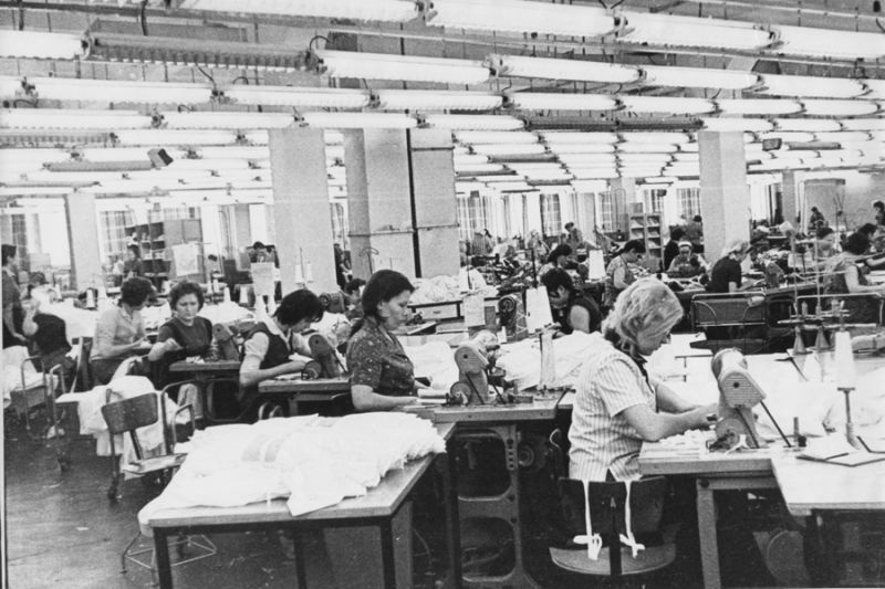 Фото "Швейный цех фабрики «Рассвет»", 1975 год, г. Череповец и ...