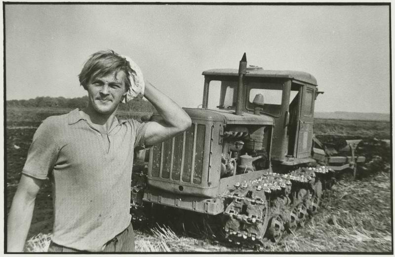 Фото "Пахарь", 1980-е - История России в фотографиях