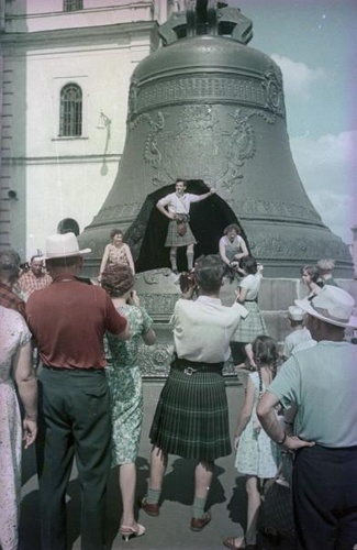 Фото "Туристы вокруг Царь-колокола в Московском Кремле", 1950-е, г ...